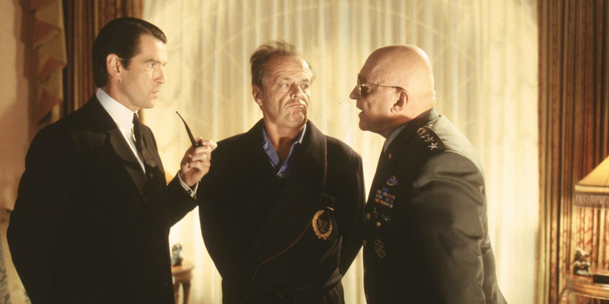 30 år senere har skrupskør sci-fi film med Jack Nicholson og Pierce ...